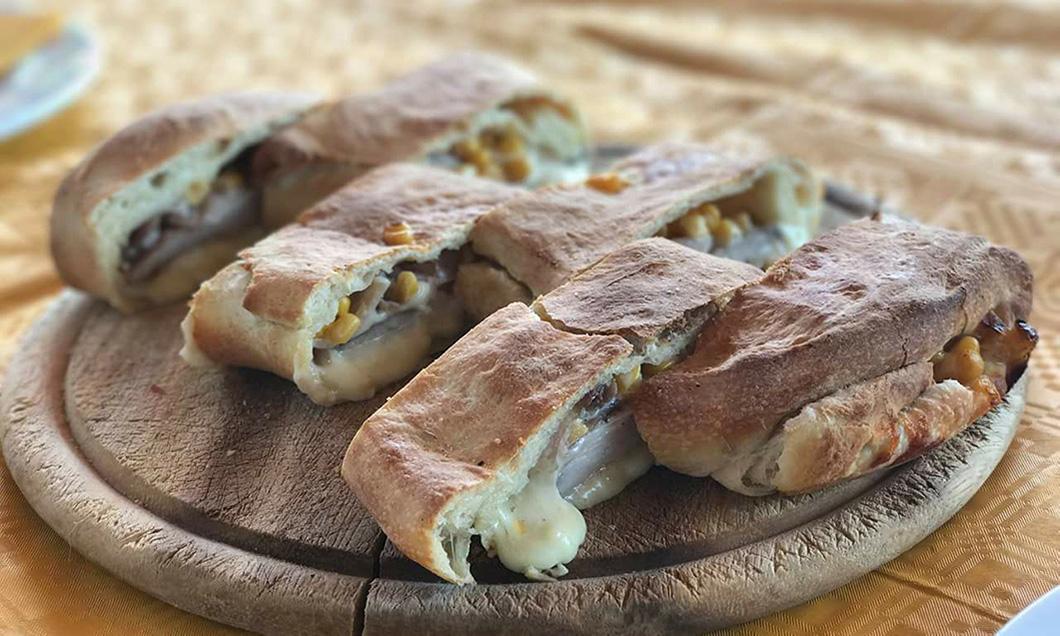 Ombolo v testu s koruzo in gobicami - Znam.si