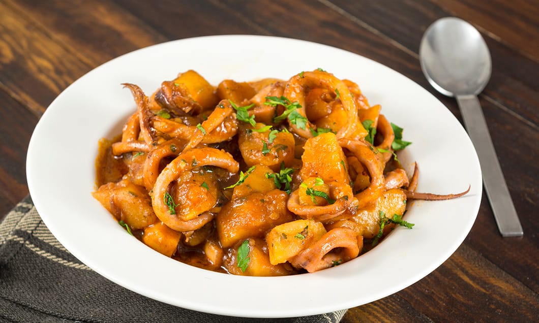 Lignji s krompirjem v omaki - Znam.si