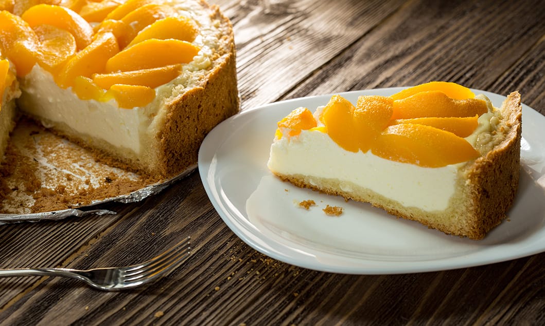 Skutina pita z breskvami - nežna, sočna in dišeča po poletju - Znam.si