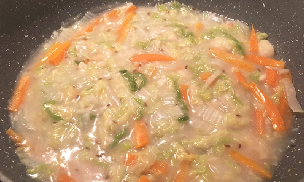 Dušeno kitajsko zelje s korenjem – zdrava jed, ki pogreje srce - Znam.si