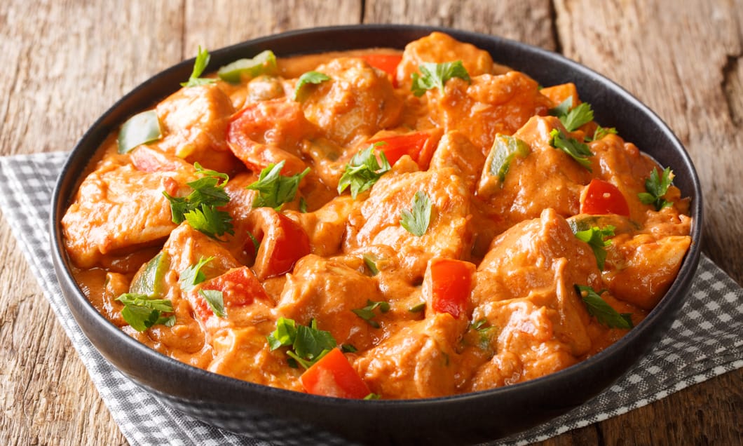 Piščančji paprikaš s svežo papriko - Znam.si