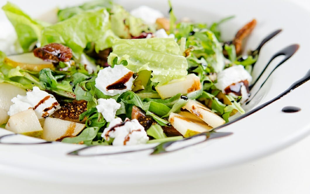 Solata s hruško, lešniki in sirom pecorino - Znam.si
