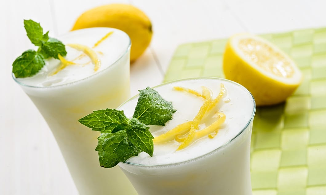 Limonin sorbet s penino (Sgroppino) - osvežilna eleganca v kozarcu ...